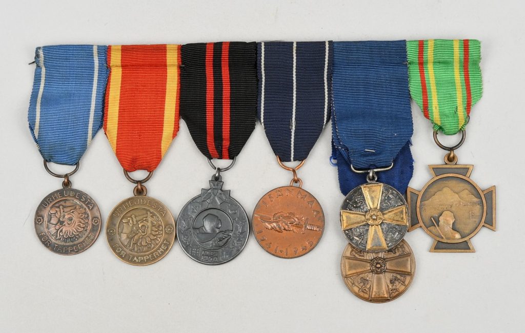 Finnish WWII 7 Place Medal Bar - Military Antiques